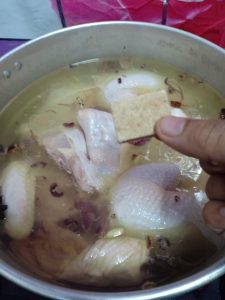 Nasi Ayam Paling Simple, Tapi Rasanya Memang Terlajak Sedap!