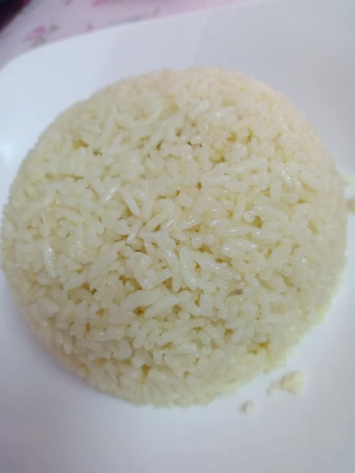 Nasi Ayam Paling Simple, Tapi Rasanya Memang Terlajak Sedap!