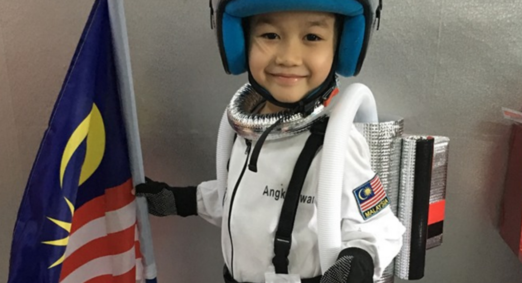 Kreatif Sungguh Ibu Ni. Buatkan Pakaian Angkasawan Untuk Anak ...