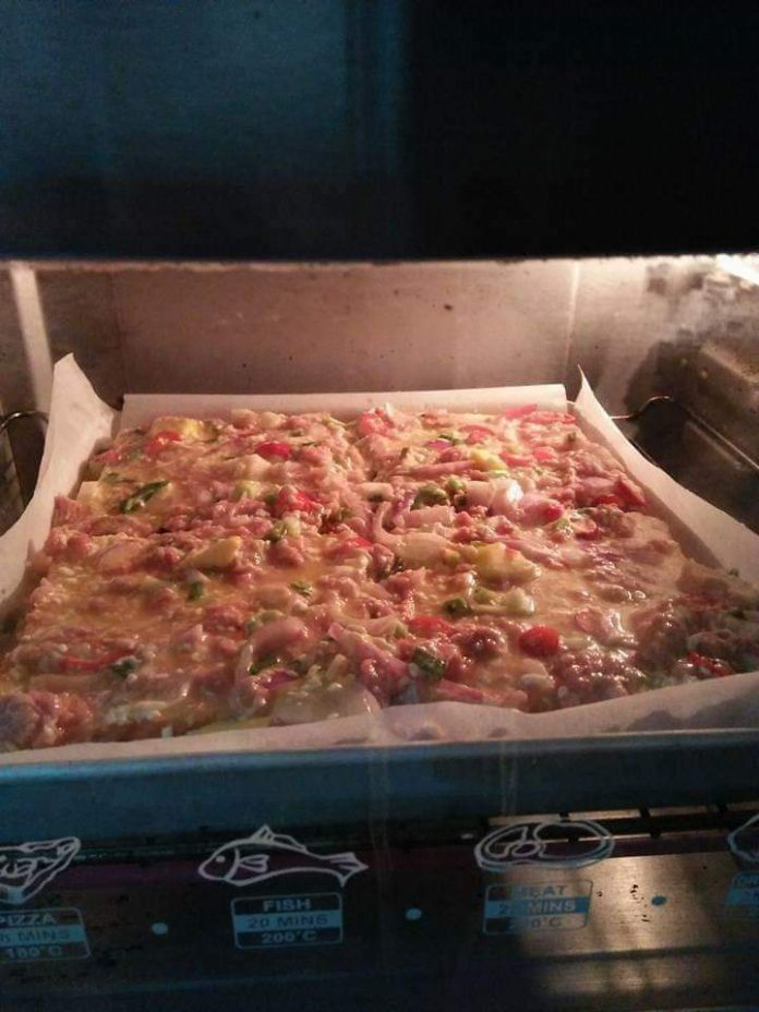 Roti Heaven Ala Pizza Terlajak Mudah, Ringkas Je Cara Buat. Makan Panas ...