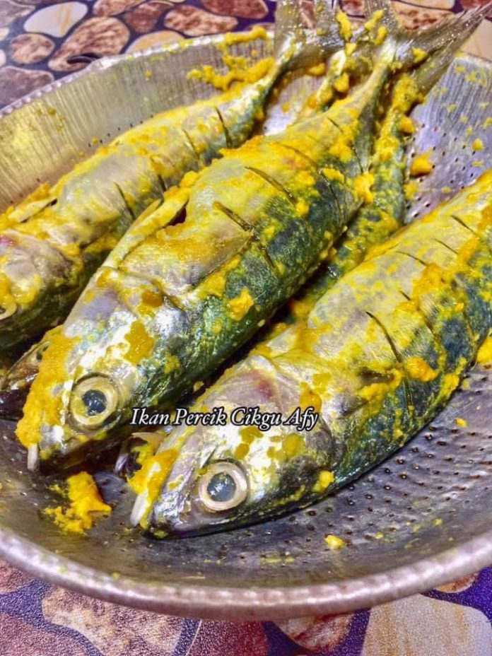 Sebuku Roti Terletak Elok Atas Meja Tak Terusik, Jadikan Pizza Sekelip ...