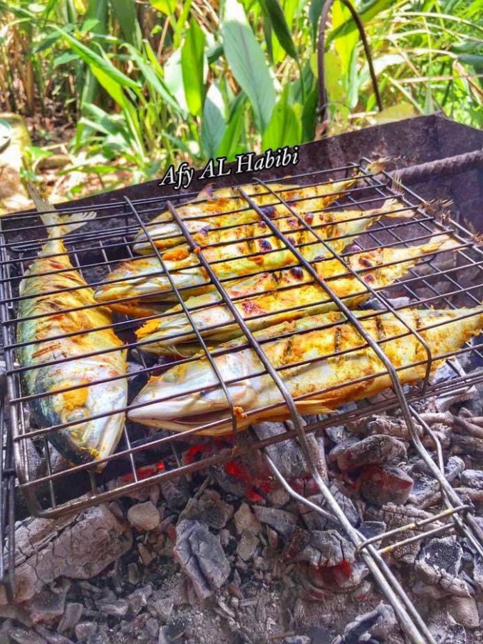 Sebuku Roti Terletak Elok Atas Meja Tak Terusik, Jadikan Pizza Sekelip ...