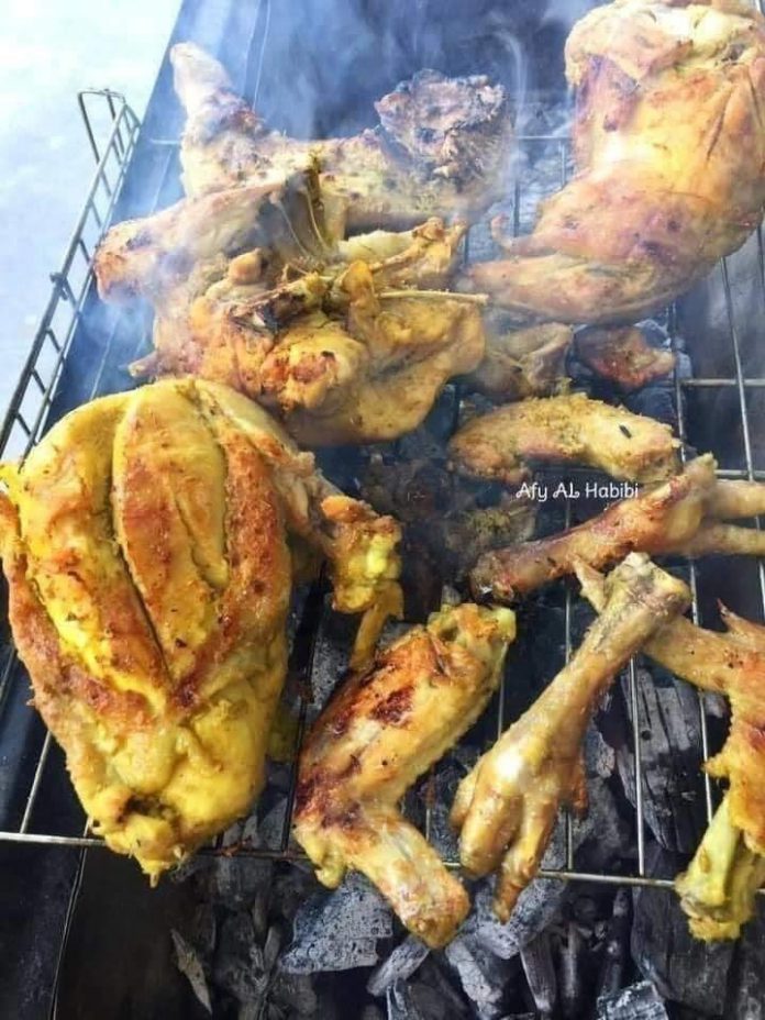 Sebuku Roti Terletak Elok Atas Meja Tak Terusik, Jadikan Pizza Sekelip ...