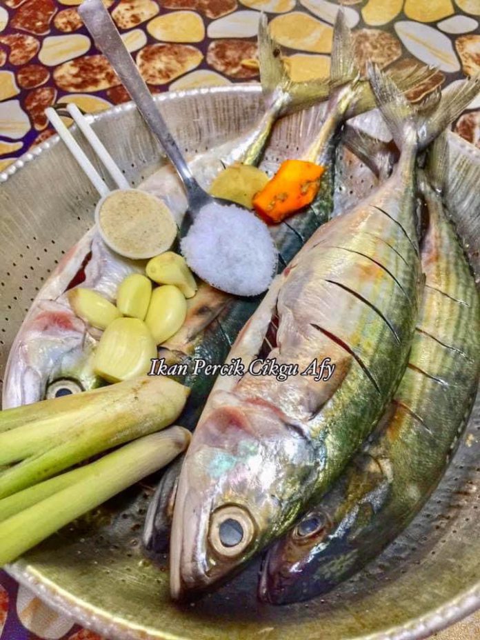 Sebuku Roti Terletak Elok Atas Meja Tak Terusik, Jadikan Pizza Sekelip ...