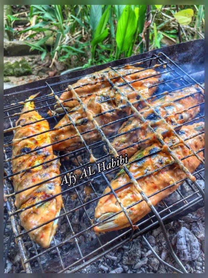 Sebuku Roti Terletak Elok Atas Meja Tak Terusik, Jadikan Pizza Sekelip ...