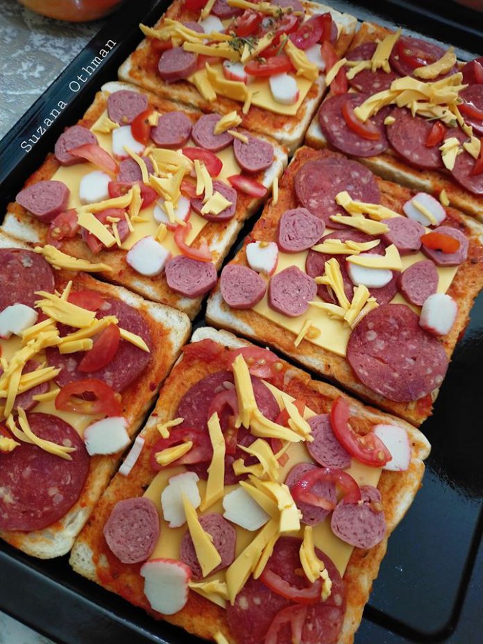 Sebuku Roti Terletak Elok Atas Meja Tak Terusik, Jadikan Pizza Sekelip ...