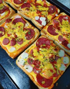 Sebuku Roti Terletak Elok Atas Meja Tak Terusik, Jadikan Pizza Sekelip ...
