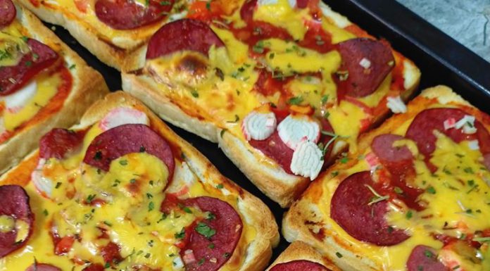Sebuku Roti Terletak Elok Atas Meja Tak Terusik, Jadikan Pizza Sekelip ...