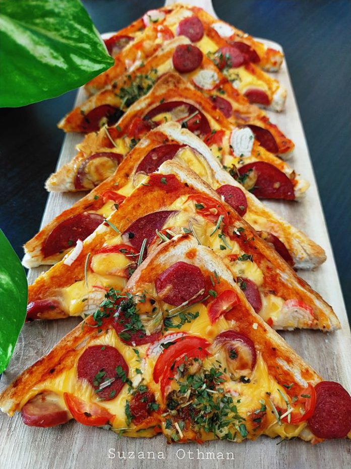 Sebuku Roti Terletak Elok Atas Meja Tak Terusik, Jadikan Pizza Sekelip ...