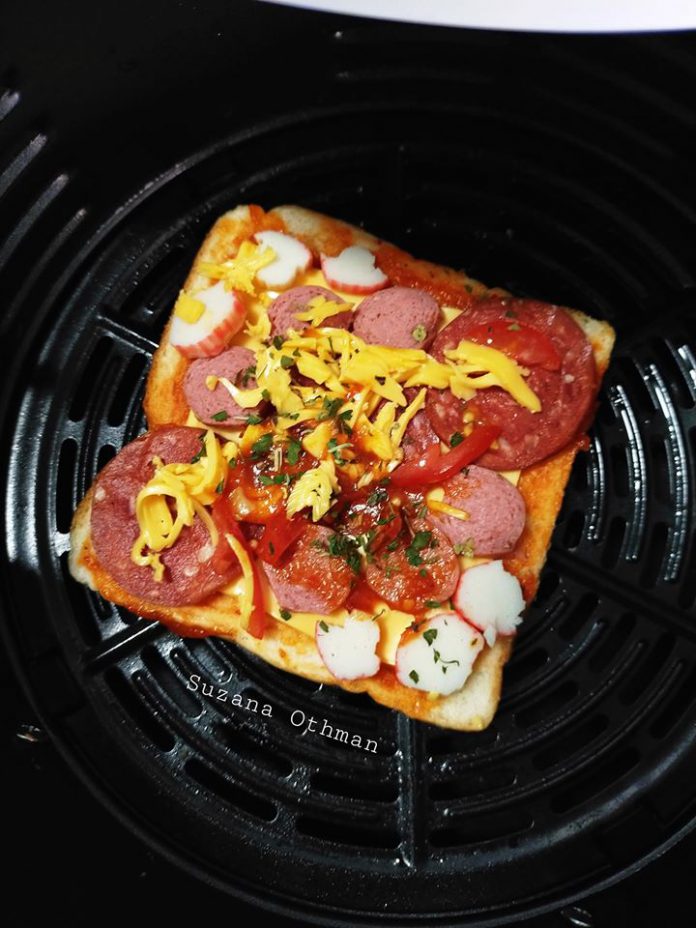 Sebuku Roti Terletak Elok Atas Meja Tak Terusik, Jadikan Pizza Sekelip ...