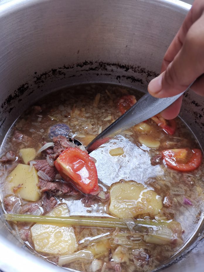 Sebuku Roti Terletak Elok Atas Meja Tak Terusik, Jadikan Pizza Sekelip ...