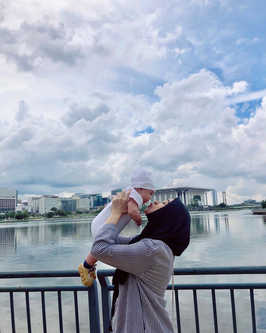 "Tempat Isteri Di sisi Suami." Bercuti Panjang Bawa Anak Jumpa Suami ...