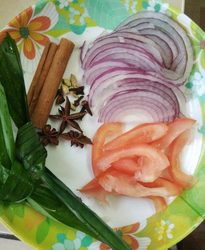 Sebuku Roti Terletak Elok Atas Meja Tak Terusik, Jadikan Pizza Sekelip ...