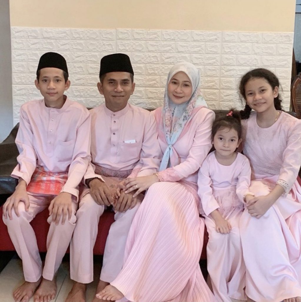 “Mana Satu Ayah Ni. Nampak Sebaya, Macam Kawan-Kawan.” Gambar Keluarga ...