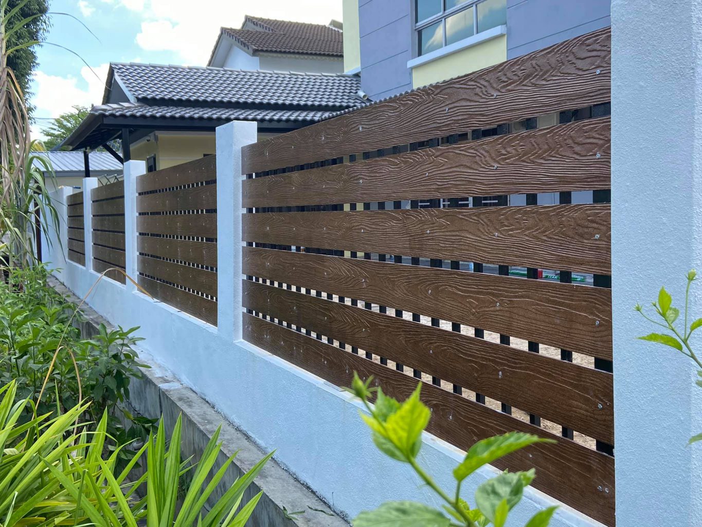 Nak Privasi Bila Santai Di Laman Rumah, Lelaki Ini DIY Pasang 'Shera ...