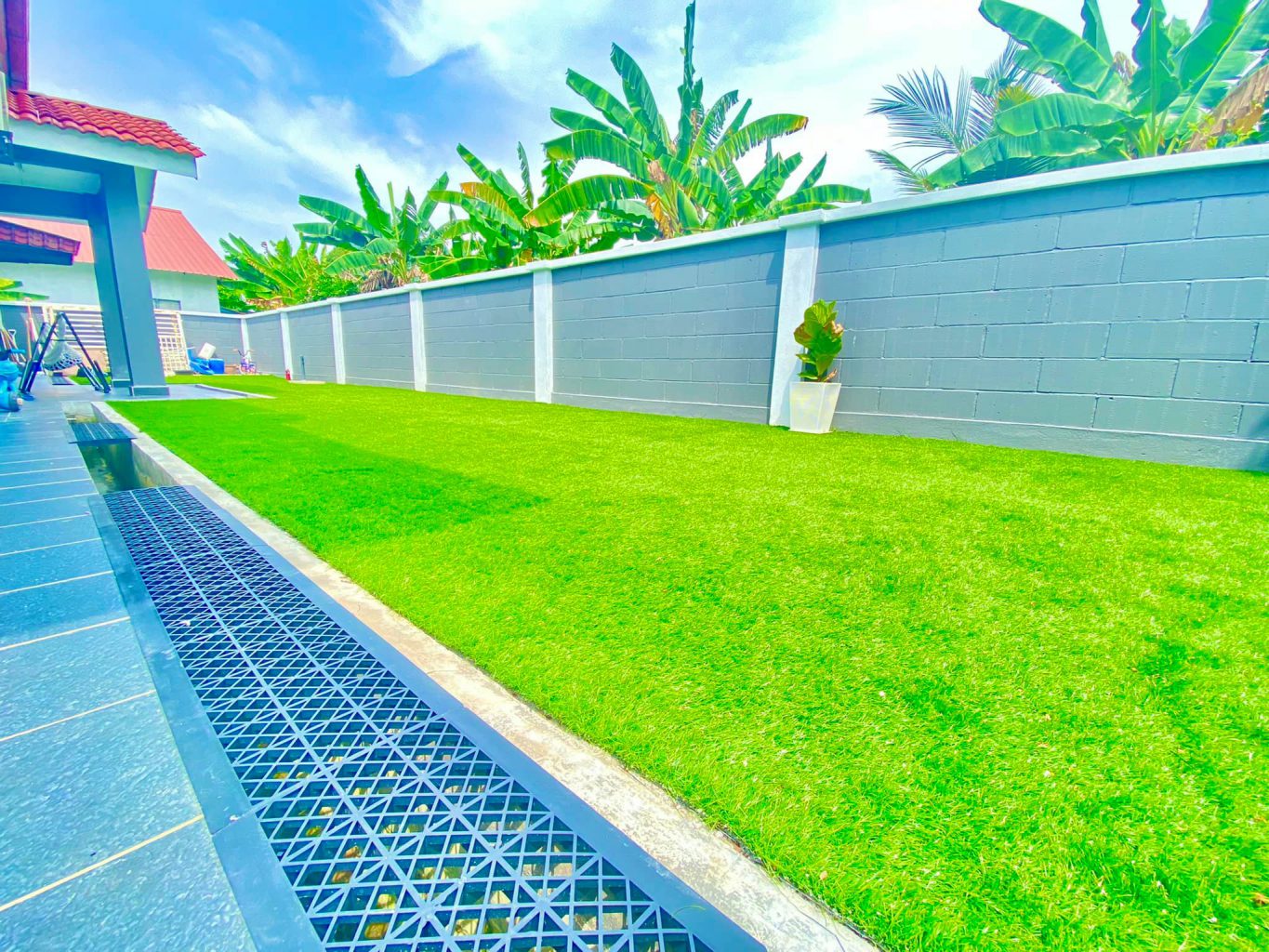 Projek Pasang Rumput Karpet Di Laman Rumah. Wanita Ni Kongsi Cara Dia ...