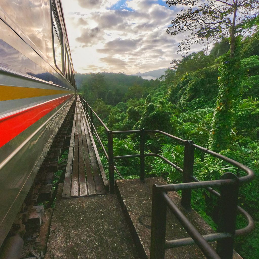 Relaks Dan Tenang, Lelaki Ini Kembara Guna Keretapi Shuttle Pantai ...