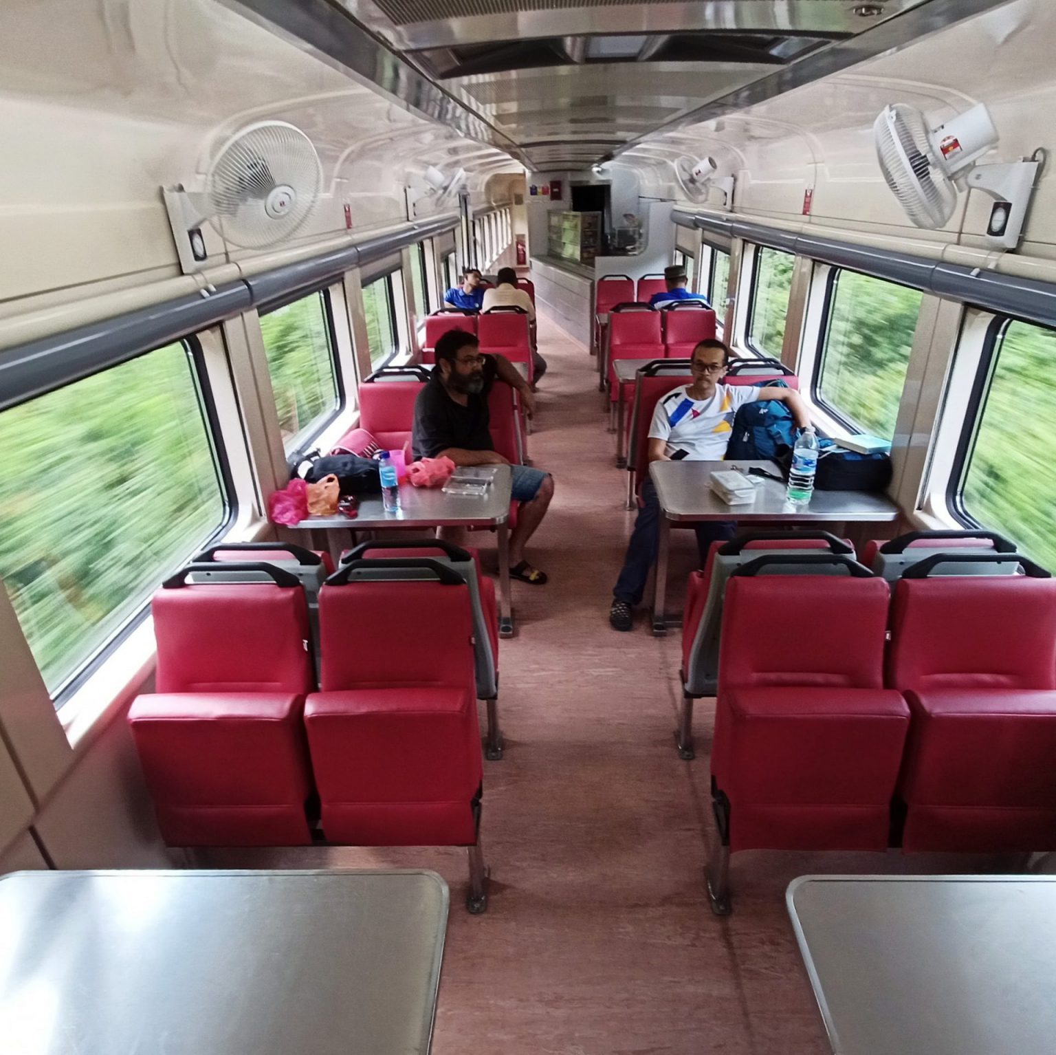 Relaks Dan Tenang, Lelaki Ini Kembara Guna Keretapi Shuttle Pantai ...