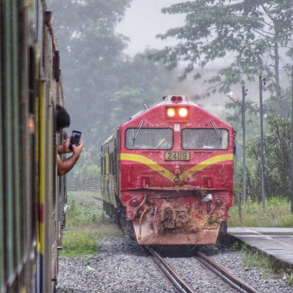 Relaks Dan Tenang, Lelaki Ini Kembara Guna Keretapi Shuttle Pantai ...