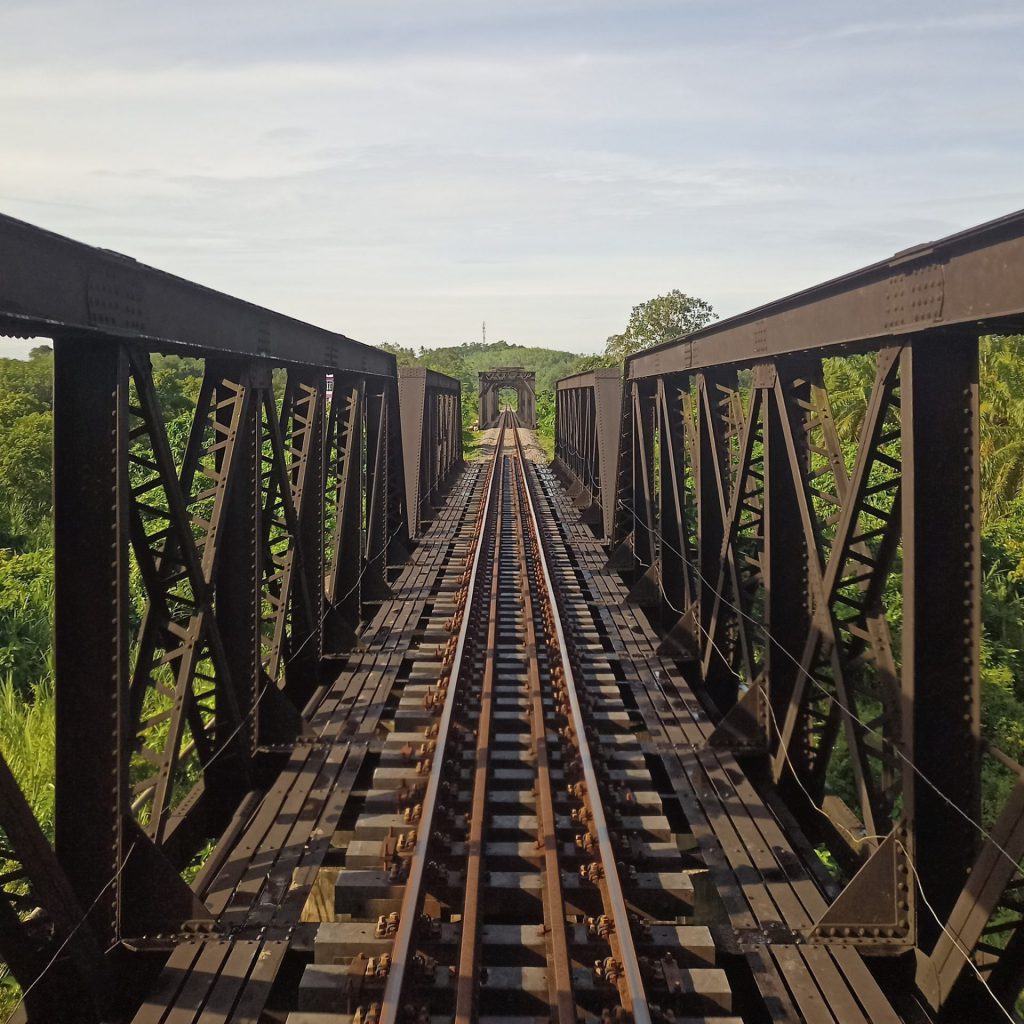 Relaks Dan Tenang, Lelaki Ini Kembara Guna Keretapi Shuttle Pantai ...