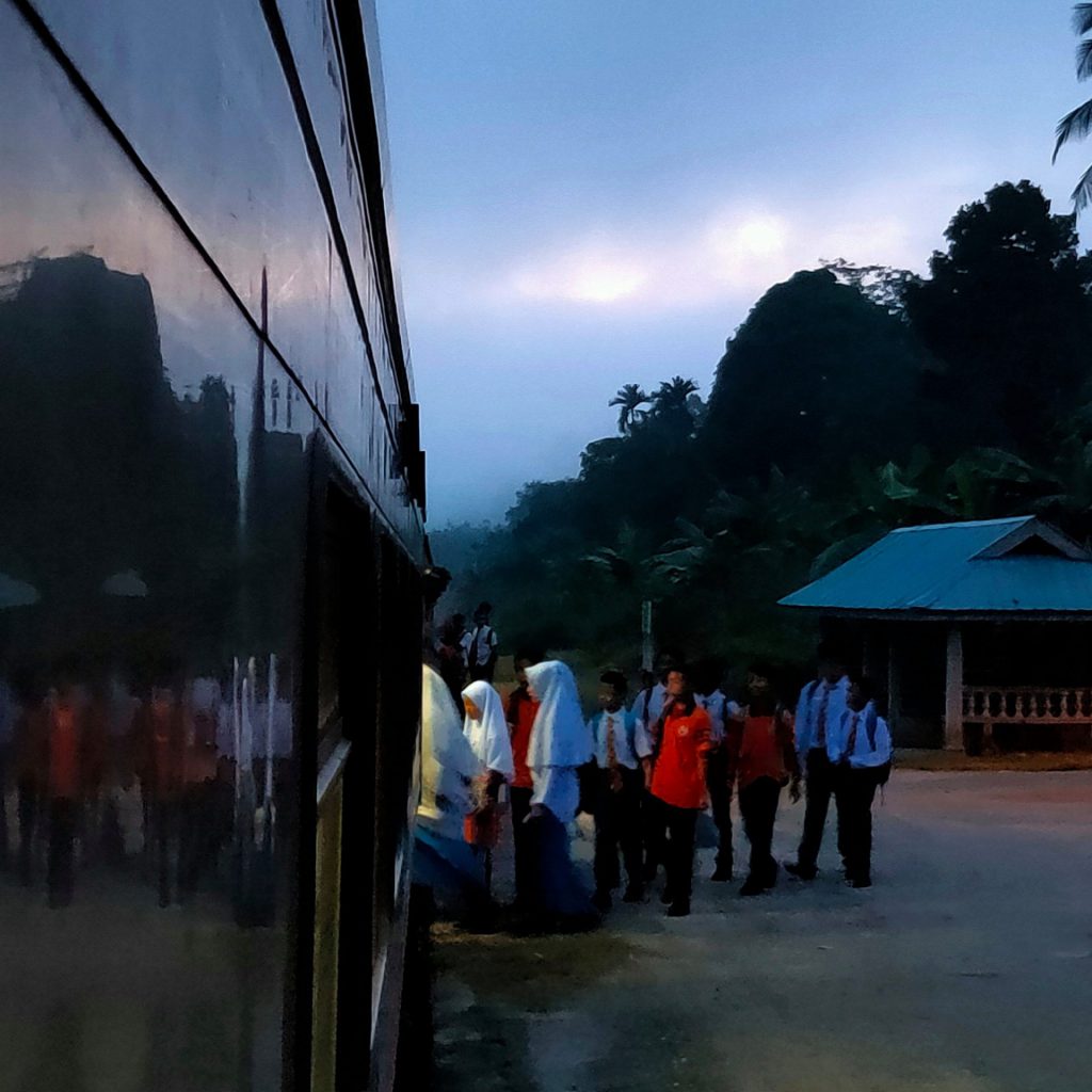 Relaks Dan Tenang, Lelaki Ini Kembara Guna Keretapi Shuttle Pantai ...