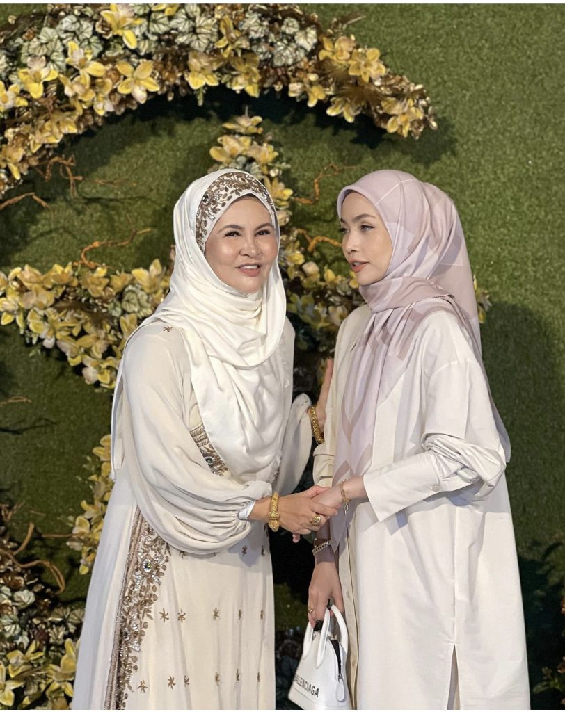 "Mak Awet Muda, Anak Pun Cantik. Macam adik & kakak. Kurusnya ...