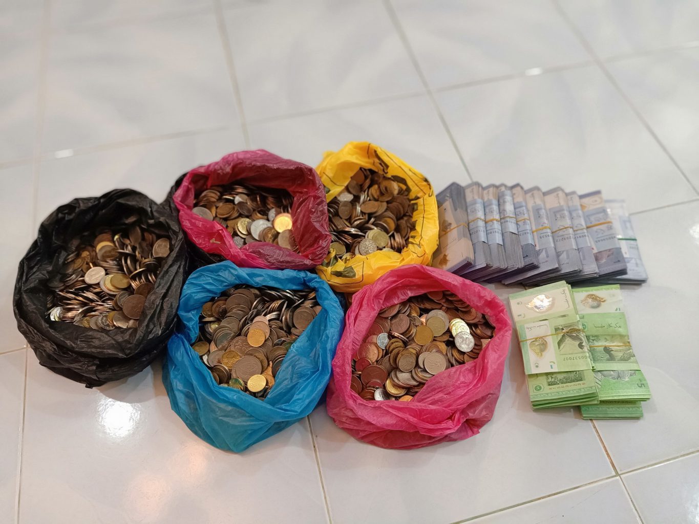 Bila Adik Lunaskan Hutang Dengan Kumpul Duit Syiling, RM1 & RM5. Tarik ...