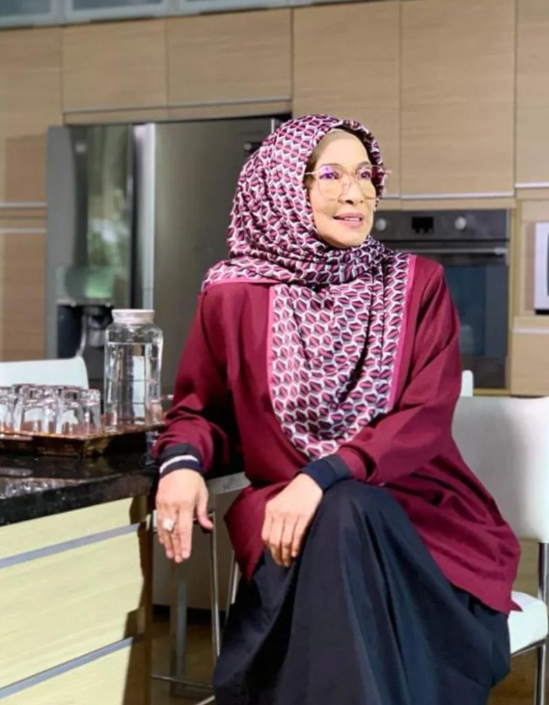 Aida Khalida, Nenek Kepada Lima Cucu Tetap Anggun. Kekal Berlakon Di ...