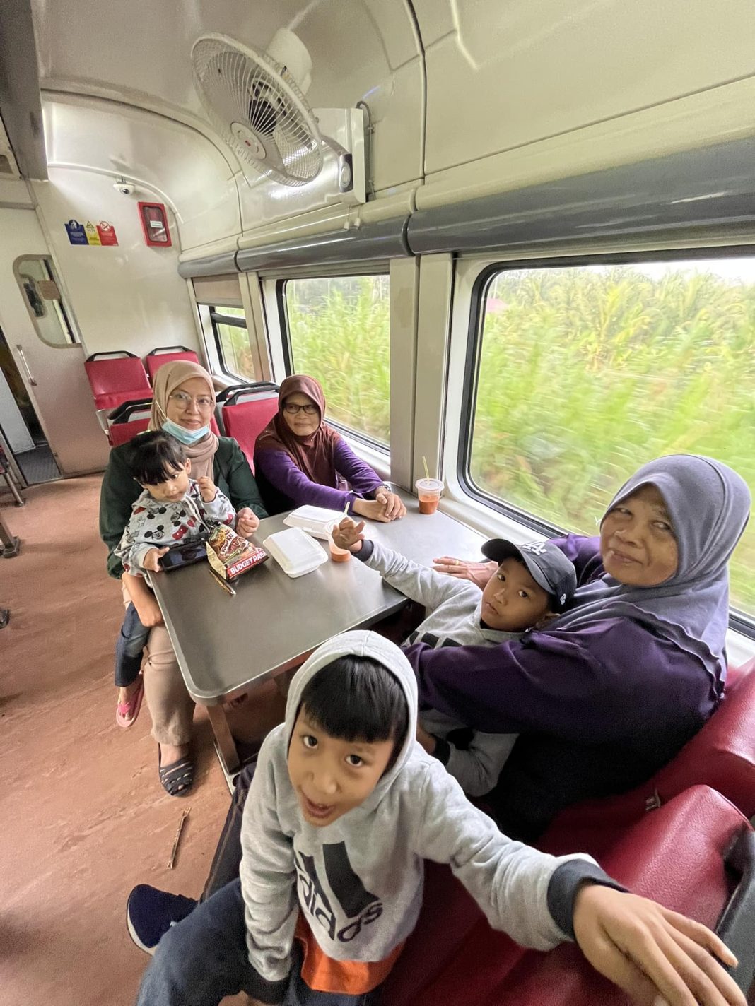 Naik Train Dari Kluang Ke Kota Bahru, Keluarga Ni Enjoy Bercuti Lihat View Yang Cantik!