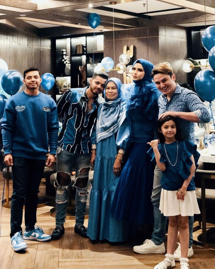 Mak Che Ta Meniti Usia 70-an Tapi Kekal Awet Muda! Meriah Anak Menantu ...
