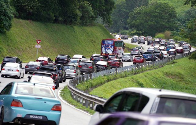 Fuh! Betul ke ramai nak balik selasa? Meriahlah jalan raya nanti - Keluarga
